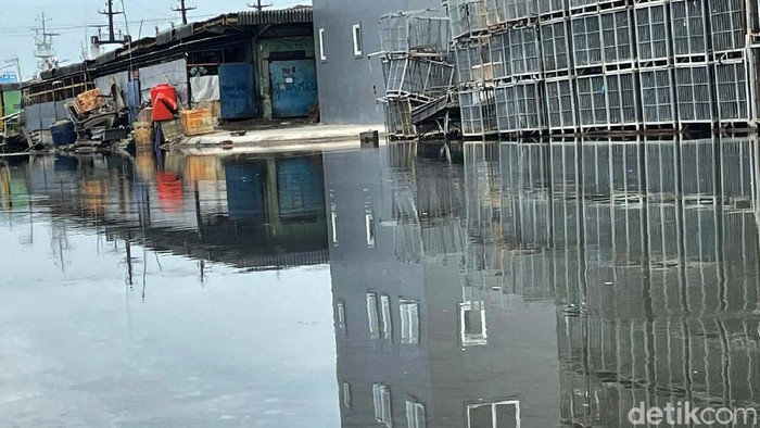 Pelabuhan Ikan Muara Baru Masih Terendam Banjir Rob