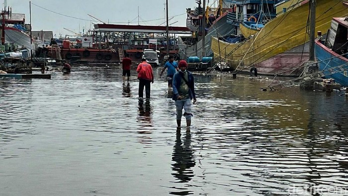 Pelabuhan Ikan Muara Baru Masih Terendam Banjir Rob