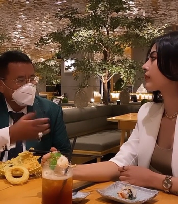 Gaya Cantik Angel Love, Aspri Baru Hotman Paris yang Suka Nongkrong di Kafe