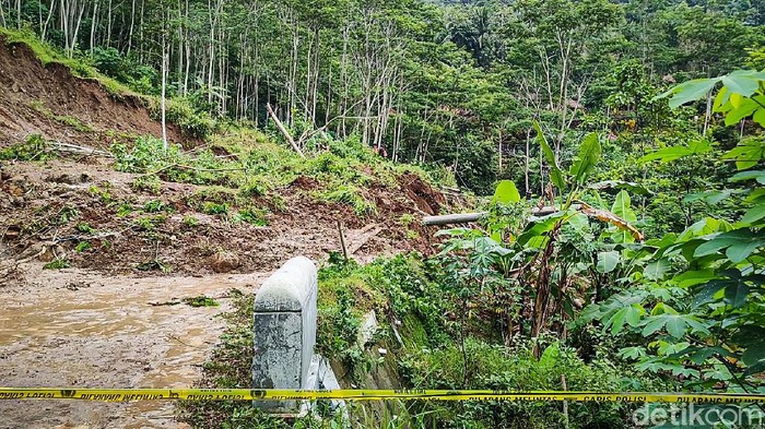 Longsor Masih Putus Akses Jalan di Bukit Menoreh Kulon Progo