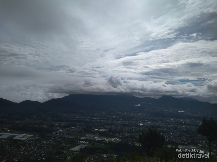 Menikmati Panorama Lembang dari Gunung Putri