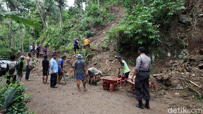 Warga Gotong-royong Bersihkan Material Longsor di Bukit Menoreh