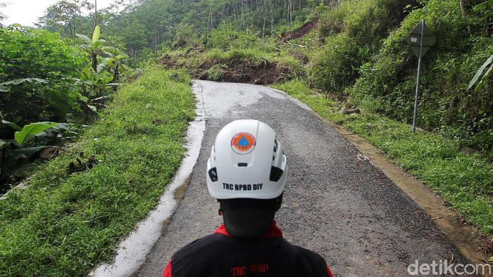 Warga Gotong-royong Bersihkan Material Longsor di Bukit Menoreh