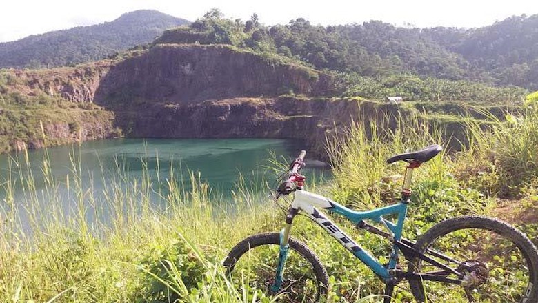 Asyiknya Gowes Naik Turun Bukit ke Danau Quarry Rumpin