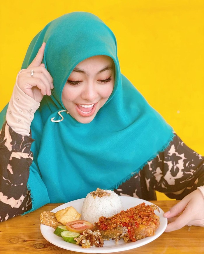 Cantiknya dr. Shindy Putri, Kakak Ria Ricis yang Doyan Ayam Penyet