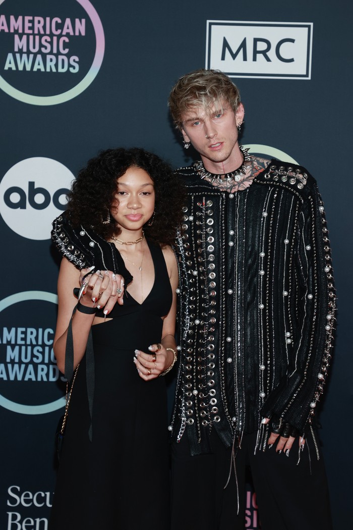 Machine Gun Kelly Gandeng Anak ke AMA 2021, Megan Fox ke Mana?