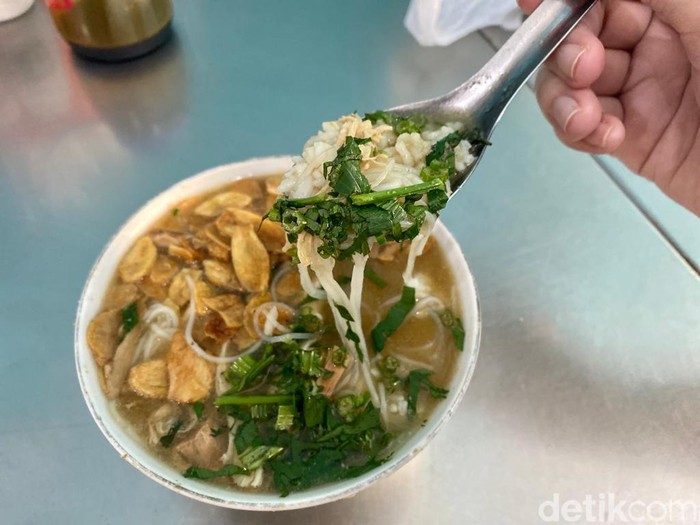 Sluurp! Gurih Manis Soto Ayam Bokoran yang Kondang Lezatnya 72 Tahun