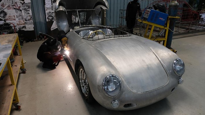 Melihat Produksi Replika Mobil Klasik di Tuksedo Studio