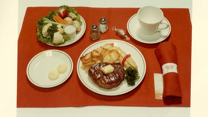 10 Potret Jadul Penyajian Makanan di Pesawat, Apa Saja Ya Menunya?