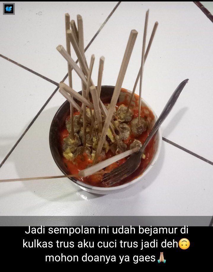 Duh Orang Ini Nekat Cuci Sempol Yang Berjamur Untuk Dimakan