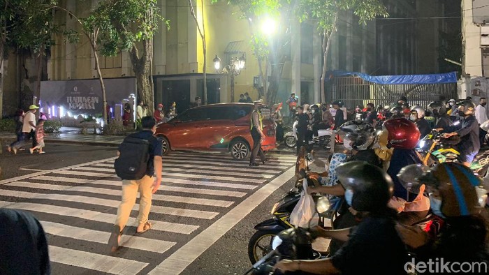 Jadi Kawasan Wisata, Jalan Tunjungan Dipadati Warga Surabaya