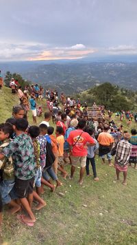 Gotong Royong Warga NTT Akhirnya Bawa Patung Jokowi ke Gunung Sunu