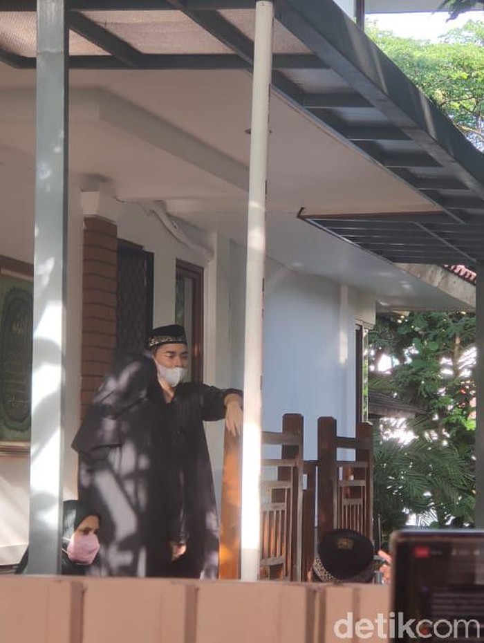 Potret Alvin Faiz Menangis Ditinggal Ameer Azzikra Selamanya