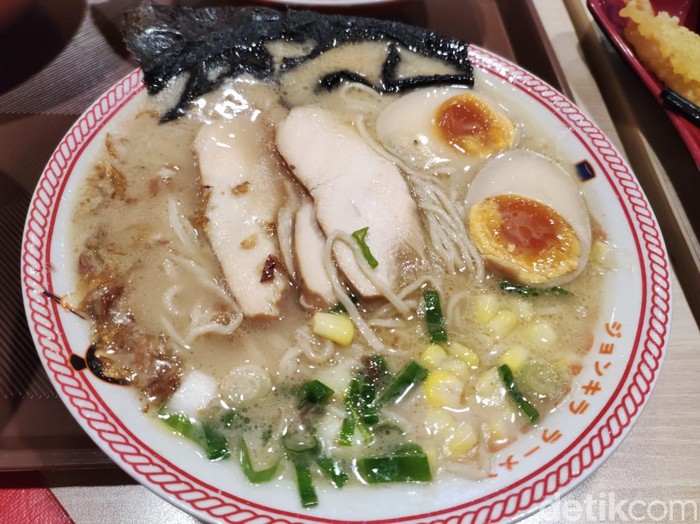 Sluurp! Ramen Hangat Berkuah Kaldu Kental dengan Topping Berlimpah