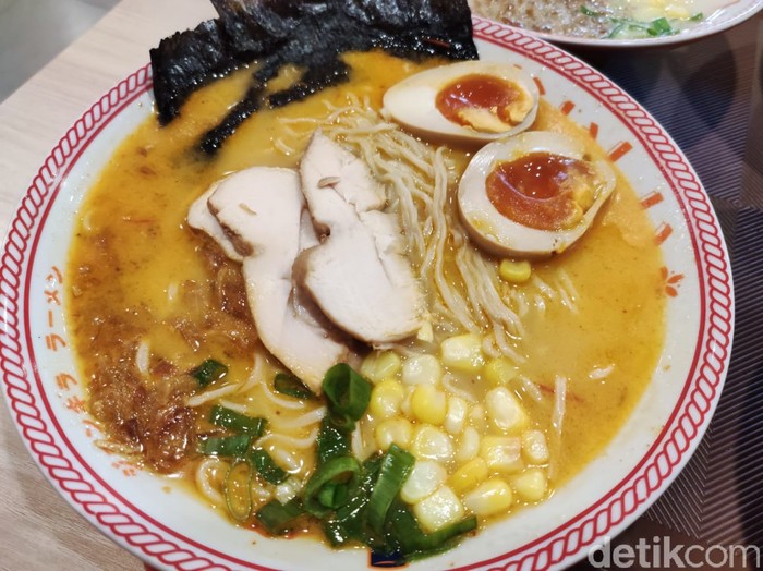 Sluurp! Ramen Hangat Berkuah Kaldu Kental dengan Topping Berlimpah