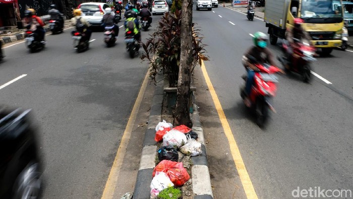 Jorok! Median Jalan di Ciputat Jadi Tempat Buang Sampah