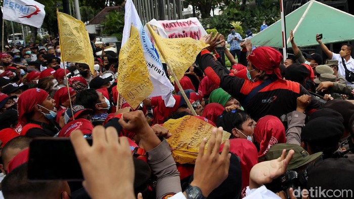 Memanas, Buruh-Polisi Saling Dorong Saat Demo di Balai Kota DKI