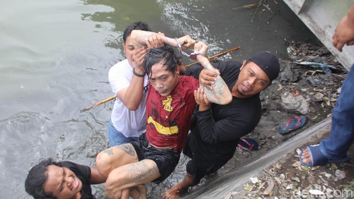 Penangkapan Bandar Sabu di Sidoarjo Dramatis, 2 Tembakan Peringatan ... Penangkapan Bandar Sabu di Sidoarjo Dramatis, 2 Tembakan Peringatan ...