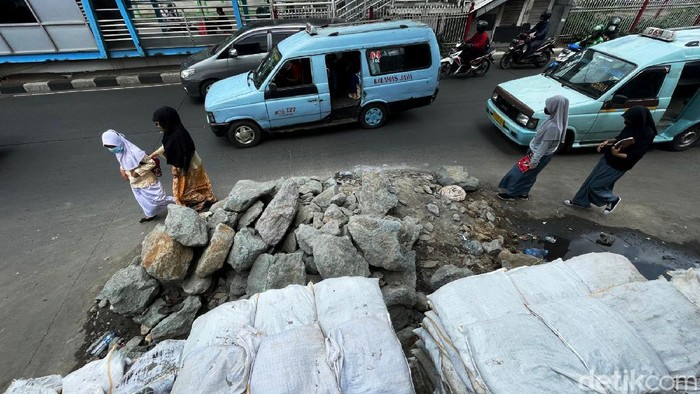 Kok Bisa, Tumpukan Material yang Bikin Sempit Jalan Kramat Jati ...