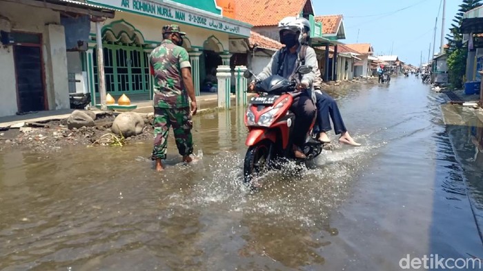 Permukiman di Pesisir Brebes Terendam Banjir Rob