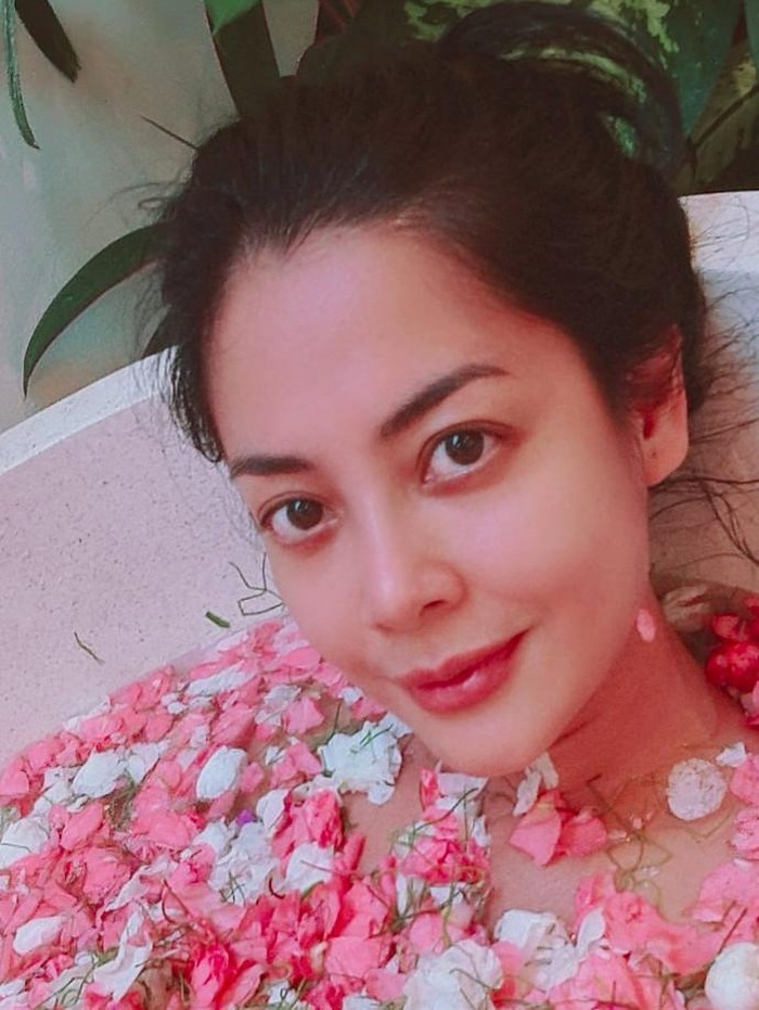 Cantik dan Berprestasi! 7 Pesona Lulu Tobing yang Awet Muda