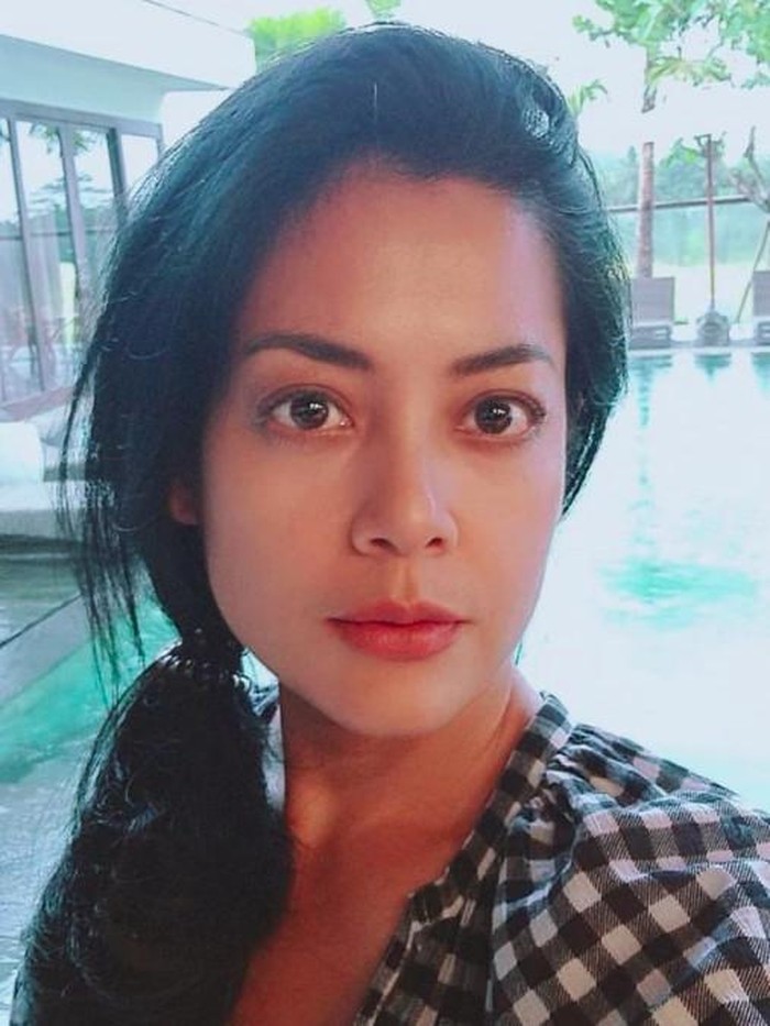 Cantik dan Berprestasi! 7 Pesona Lulu Tobing yang Awet Muda