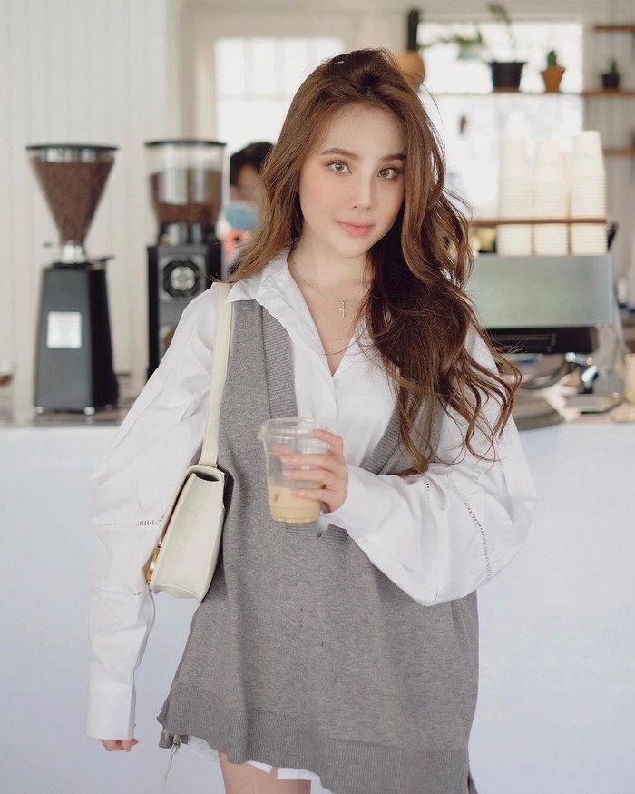 Agatha Chelsea Kandidat Wanita Cantik Dunia, Ini Pesonanya Saat Ngopi