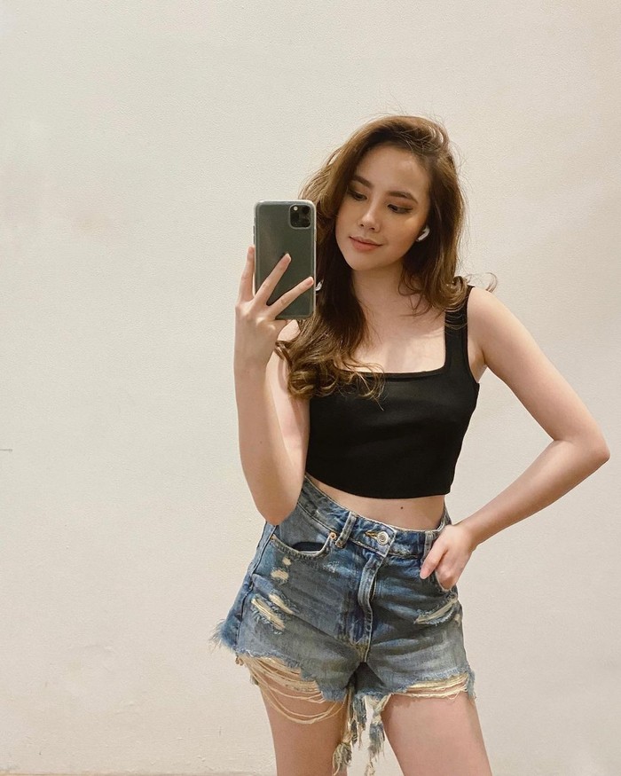 Agatha Chelsea Kandidat Wanita Cantik Dunia, Ini Pesonanya Saat Ngopi
