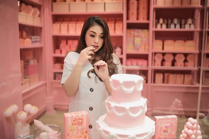 Gaya Keren Celine Evangelista saat Makan Dessert