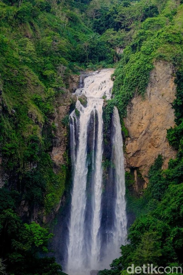 Potret Menakjubkan Air Terjun Rumbia yang Dikunjungi Sandiaga