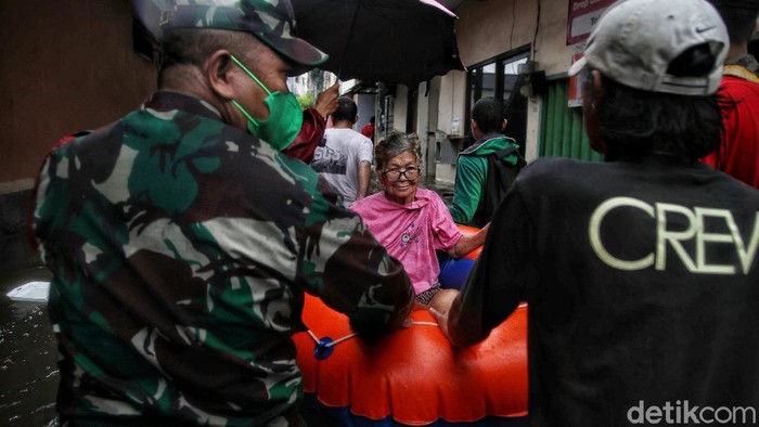 Terjebak Banjir Rob Di Jakut Warga Lansia Dievakuasi