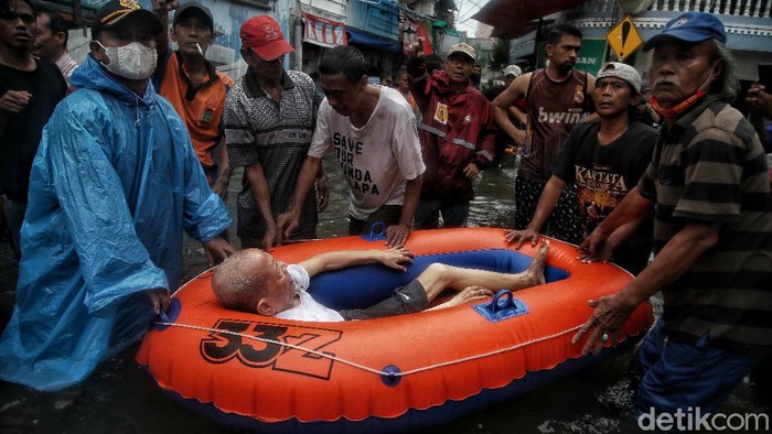 Terjebak Banjir Rob Di Jakut Warga Lansia Dievakuasi