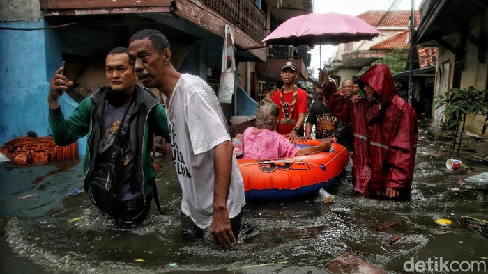 Terjebak Banjir Rob Di Jakut Warga Lansia Dievakuasi