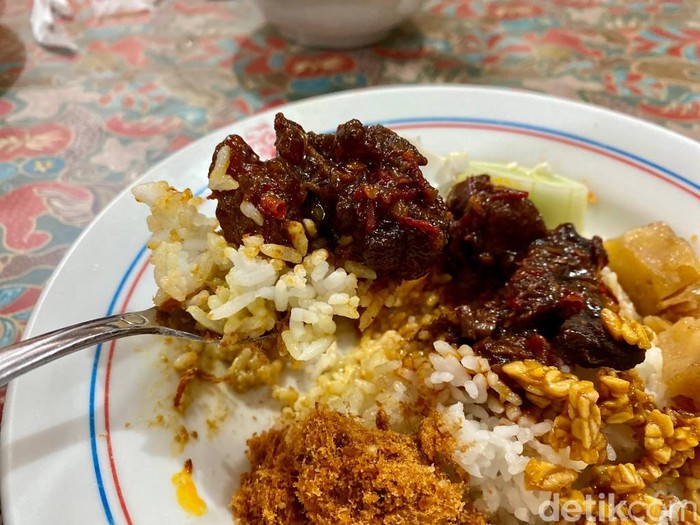 Uenak Poll! Nasi Langgi Lauknya Komplet di Restoran Legendaris 1956