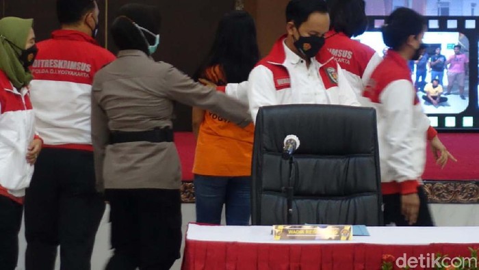 Berbaju Tahanan, Siskaeee Dipamerkan Polda DIY