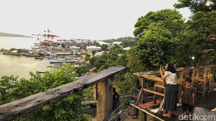Menikmati Senja di Cafe Tebing Kupang