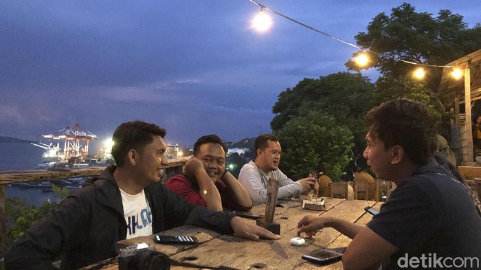 Menikmati Senja di Cafe Tebing Kupang
