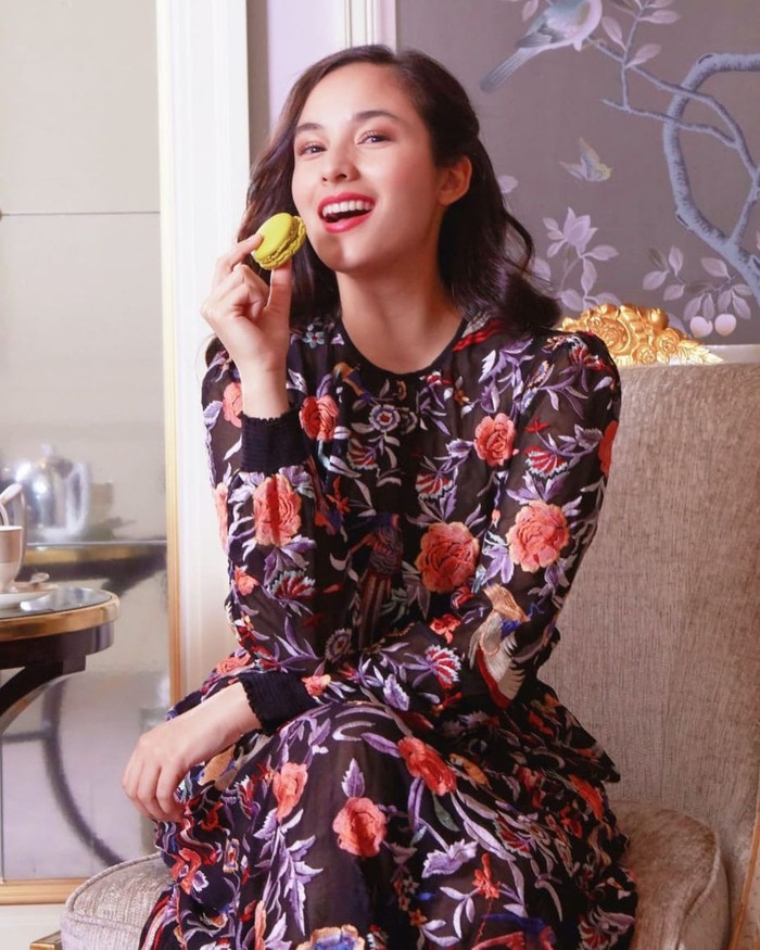 Cantiknya Chelsea Islan Saat Nikmati Kopi dan Kelapa Muda