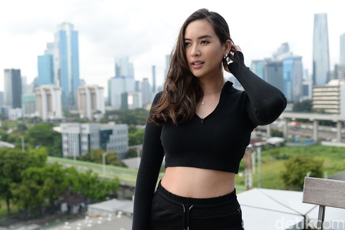 Pesona Elvira Devinamira Pamer Perut