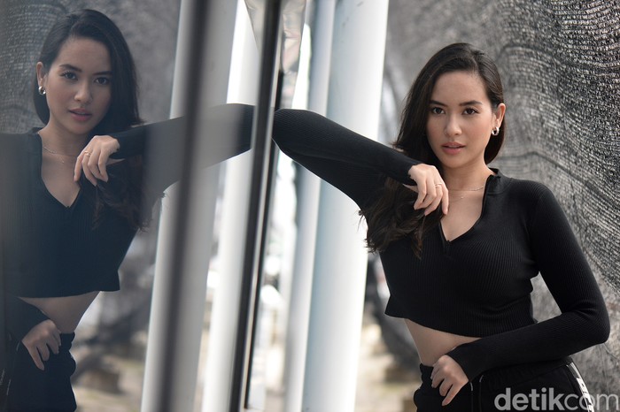 Pesona Elvira Devinamira Pamer Perut