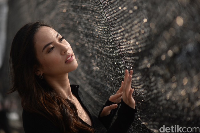 Pesona Elvira Devinamira Pamer Perut