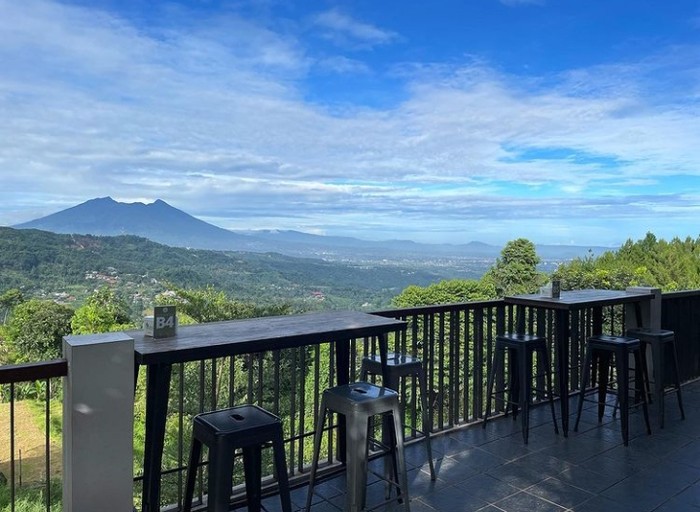 Adem dan Sejuk! 10 Kafe di Bogor Ini Punya Pemandangan Gunung Indah