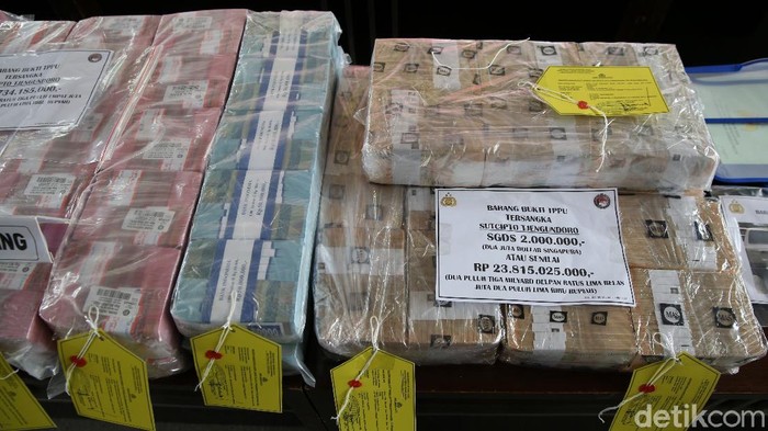 Bareskrim Pamerkan Duit Rp 338 M Hasil Pencucian Uang Narkoba Bareskrim Pamerkan Duit Rp 338 M Hasil Pencucian Uang Narkoba