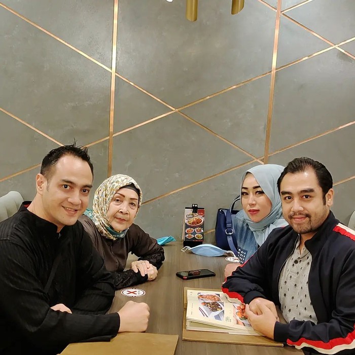 Pesona Ferry Irawan, Aktor Sinetron yang Hobi Kulineran