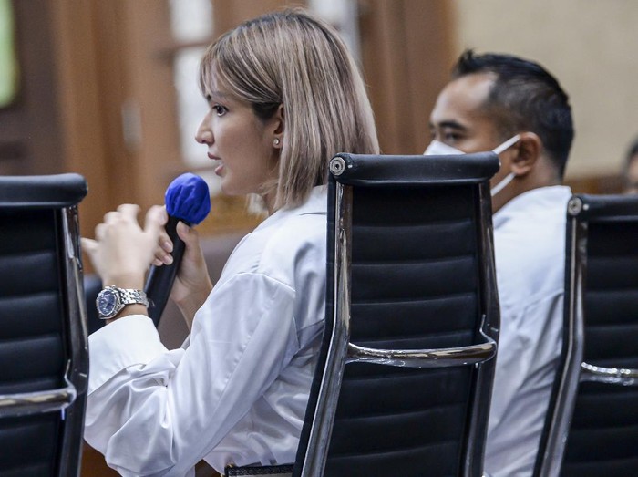Nia Ramadhani dan Ardi Bakrie Jalani Sidang Narkoba Pakai Mobil Pribadi Nia Ramadhani dan Ardi Bakrie Jalani Sidang Narkoba Pakai Mobil Pribadi