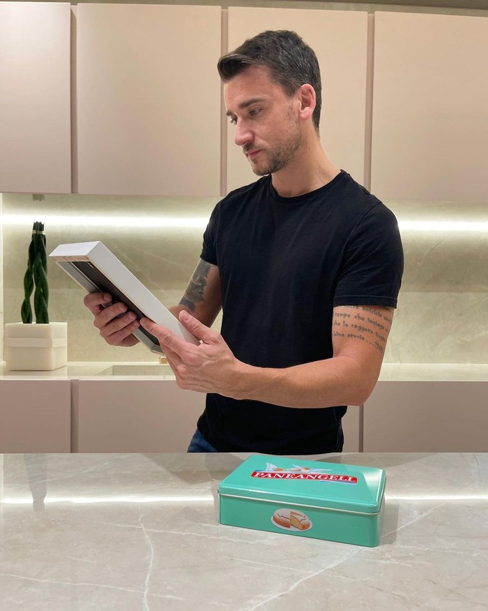 10 Potret Pastry Chef Ganteng Damiano Carrara dengan Kreasinya