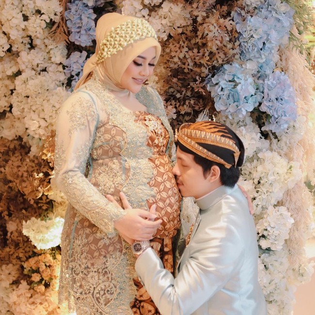 10 Gaya Aurel Saat 7 Bulanan Kehamilan, Stylist Hijab Ungkap Rahasianya