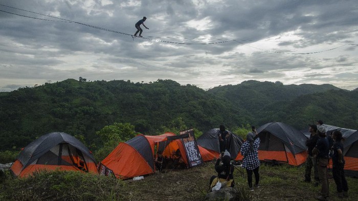 Pacu Adrenalin di Ketinggian Tebing Hawu Bandung