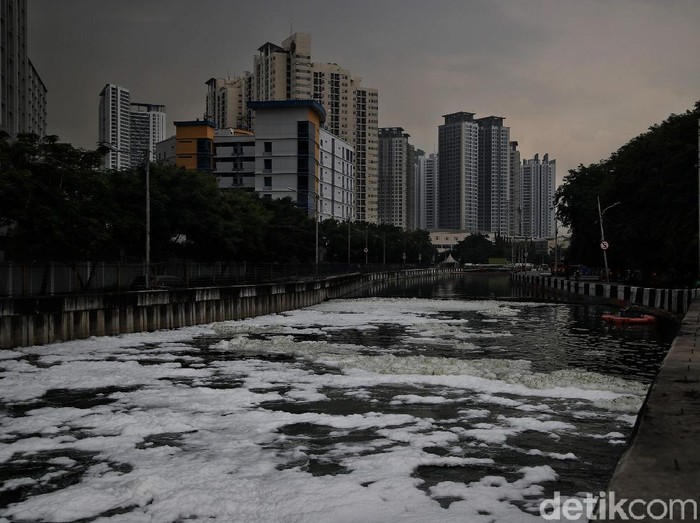 Waduh, Kali Item Kemayoran Dipenuhi Busa