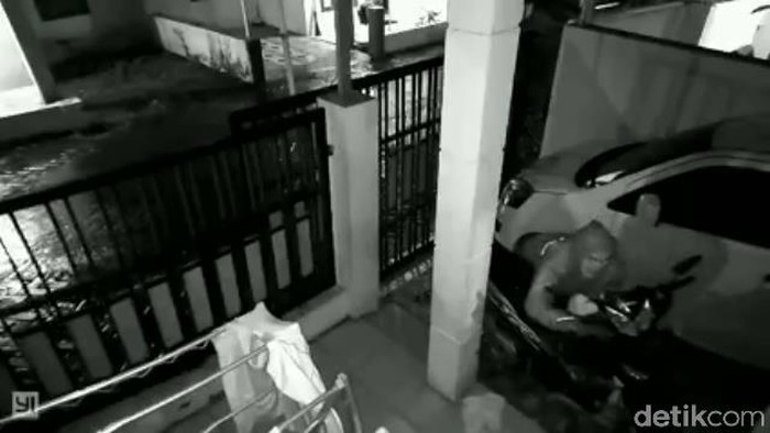 Aksi Pencurian Motor Di Probolinggo Terekam Cctv
